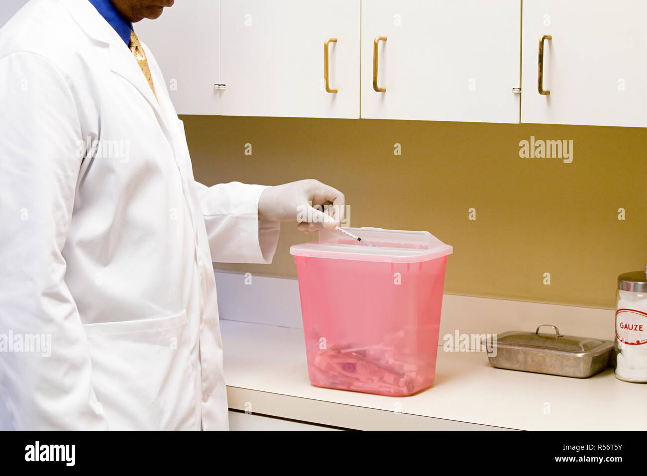 doctor putting a syringe in a toxic bin Stock Photo - Alamy