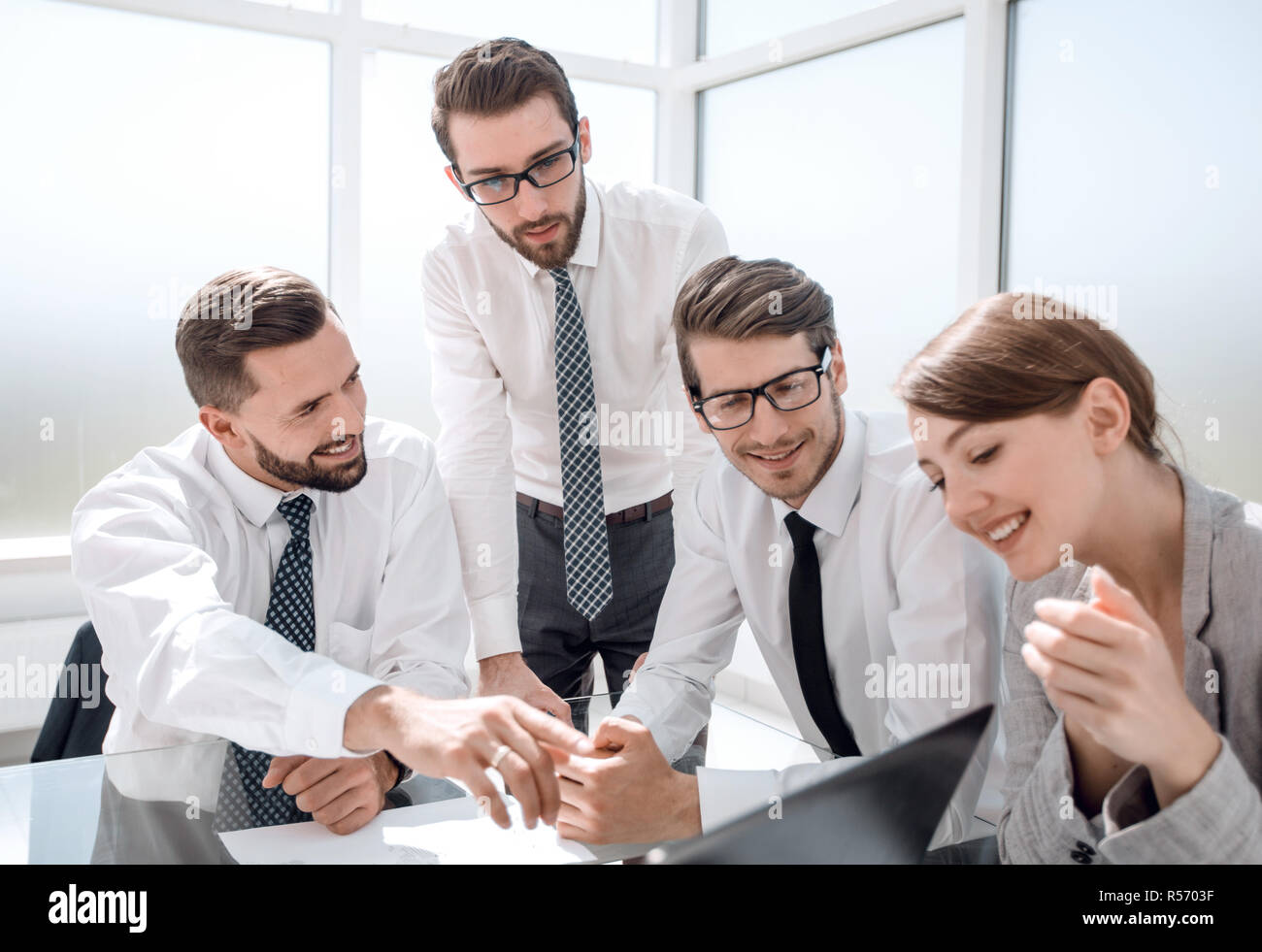 boss pointing at the laptop screen at the meeting Stock Photo - Alamy