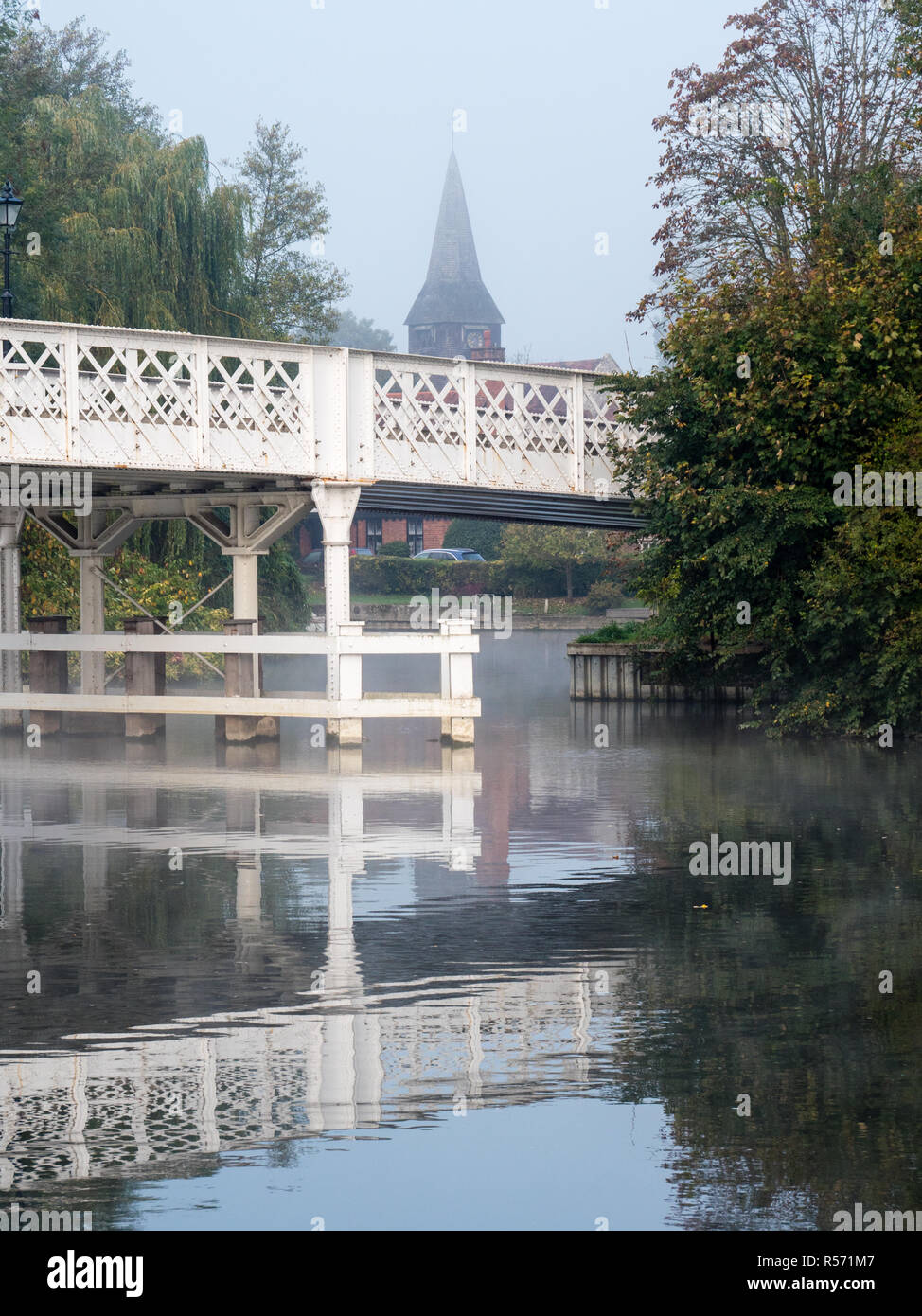 Early morning River Thames, Whitchurch Bridge, near Pangbourne-on ...