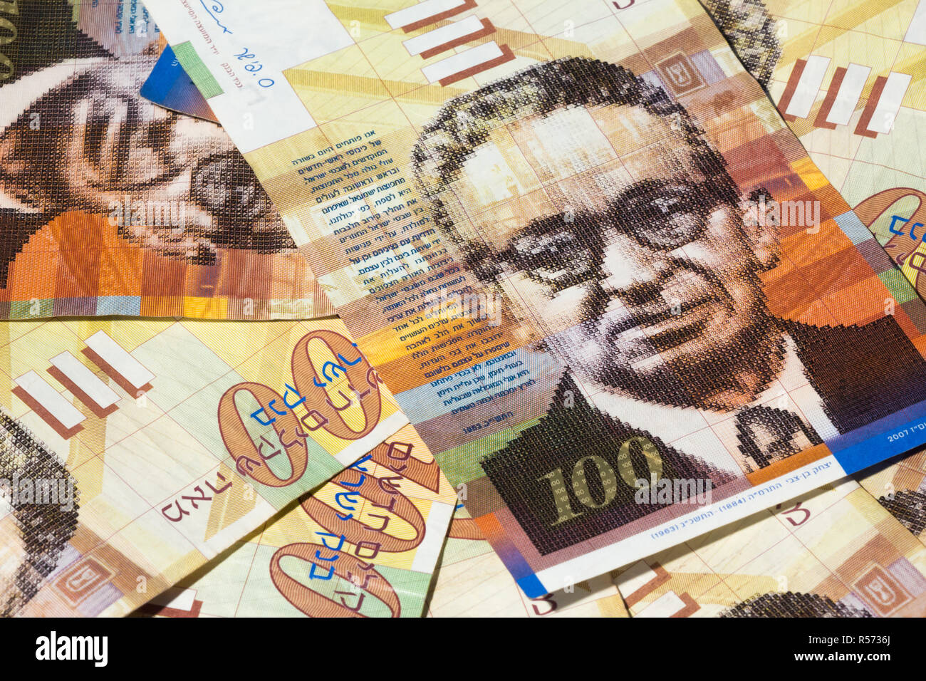 Stack of Israeli money bills of 100 shekel - top view Stock Photo - Alamy