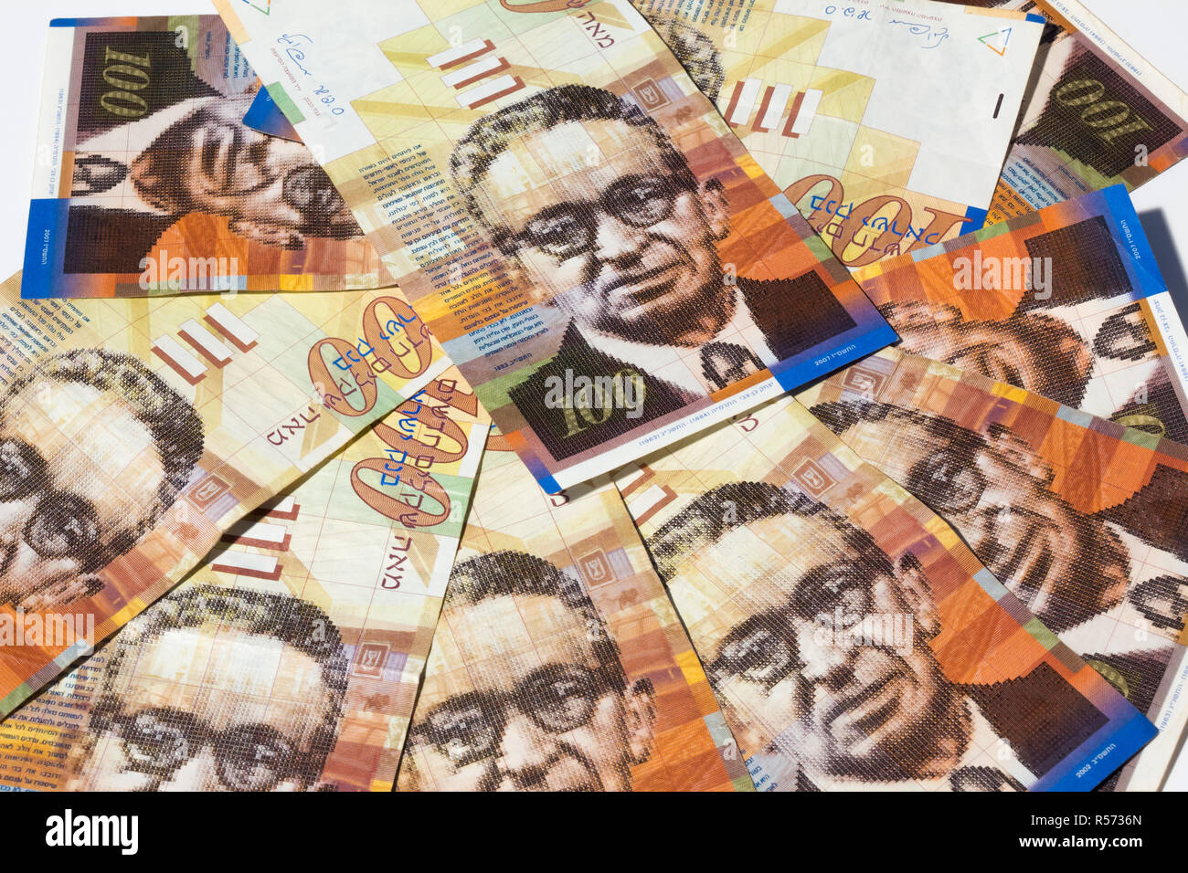 Stack of Israeli money bills of 100 shekel - top view Stock Photo - Alamy