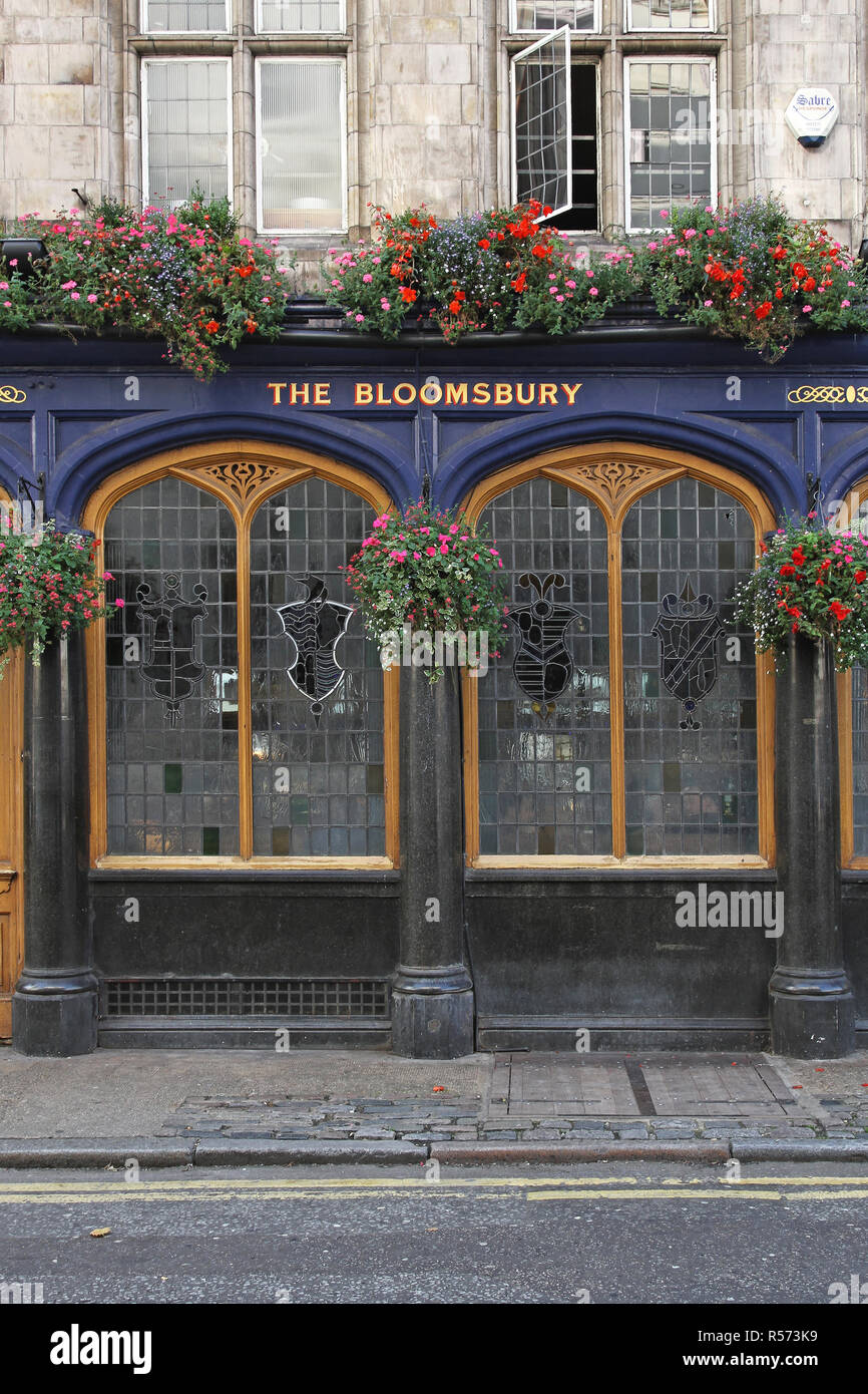 Victorian pub windows hi-res stock photography and images - Alamy