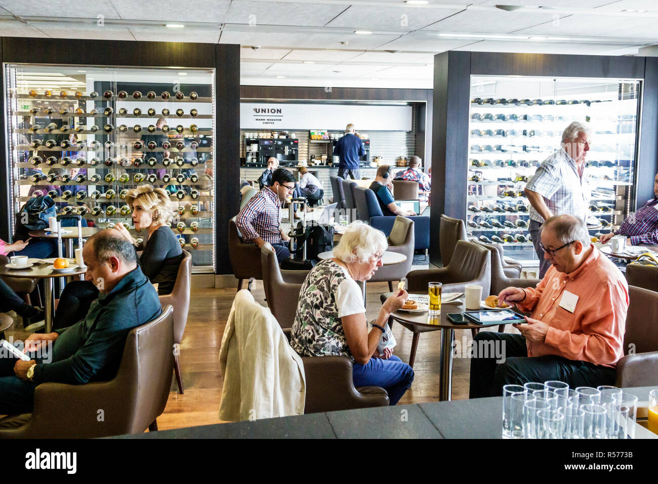 British airways first class dining hi-res stock photography and images ...