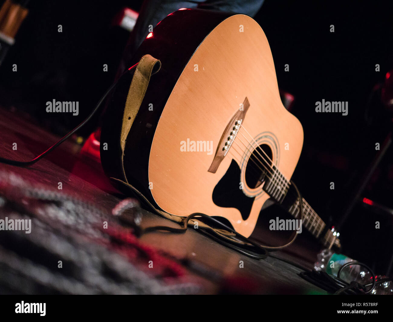 Open mic guitar hi-res stock photography and images - Alamy
