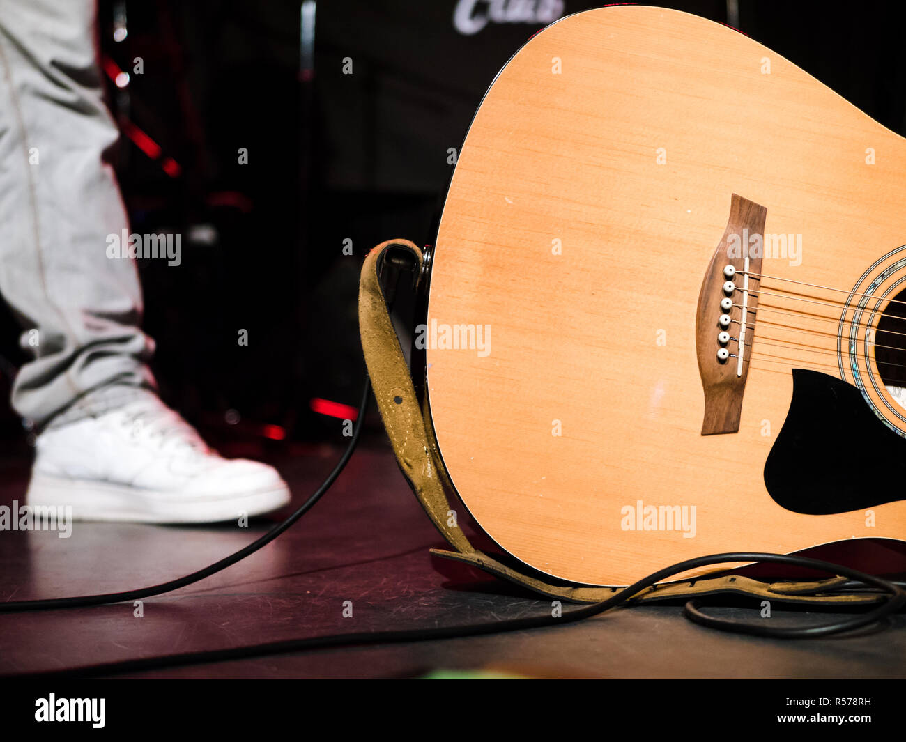 Open mic guitar hi-res stock photography and images - Alamy