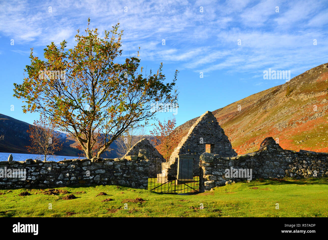 Old graveyard church ruins hi-res stock photography and images - Alamy