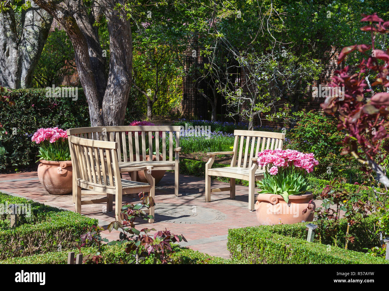 Circular Garden Bench Stock Photo - Alamy
