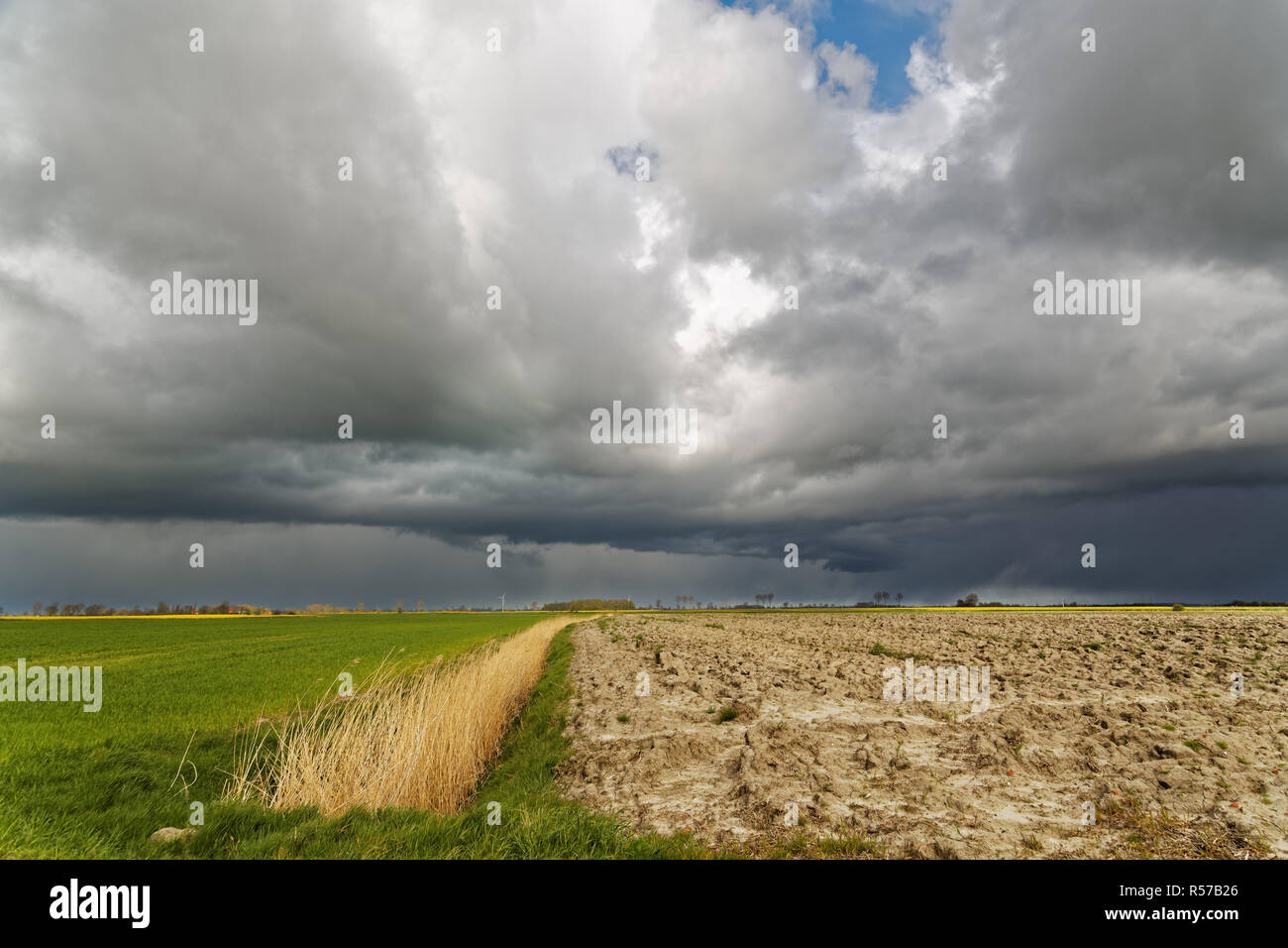 Close weather over fields hi-res stock photography and images - Alamy