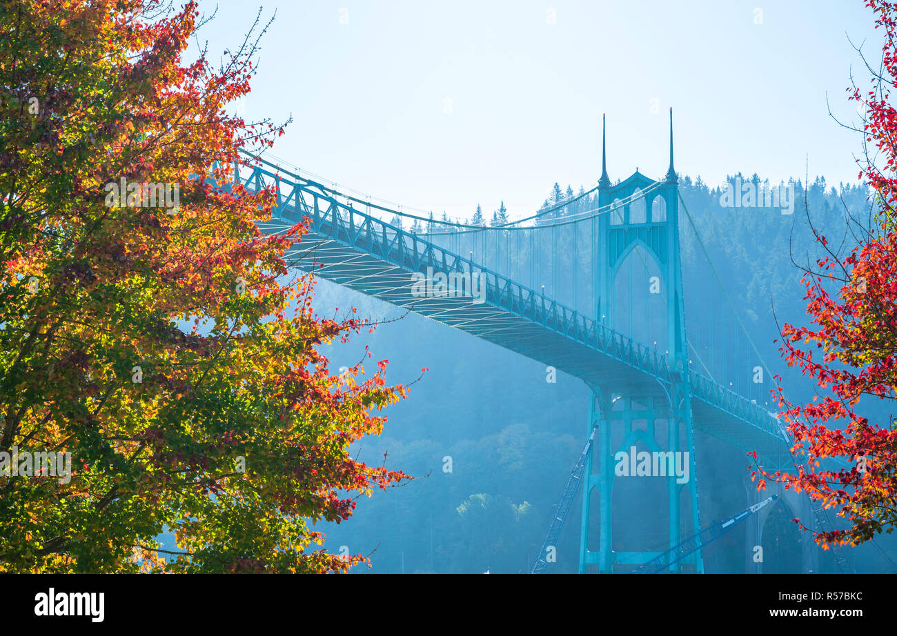 Famous gothic St Johns bridge across the Willamette River in Portland ...