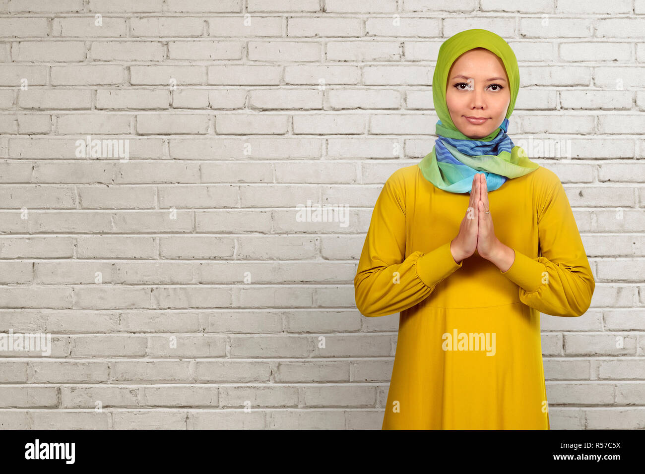 Asian muslim woman praying Stock Photo - Alamy Asian muslim woman praying Stock Photo - Alamy
