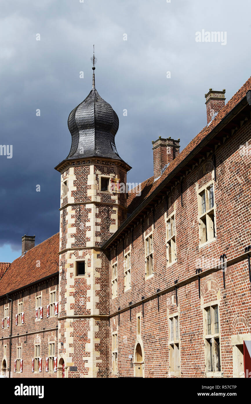 Borken windows hi-res stock photography and images - Alamy