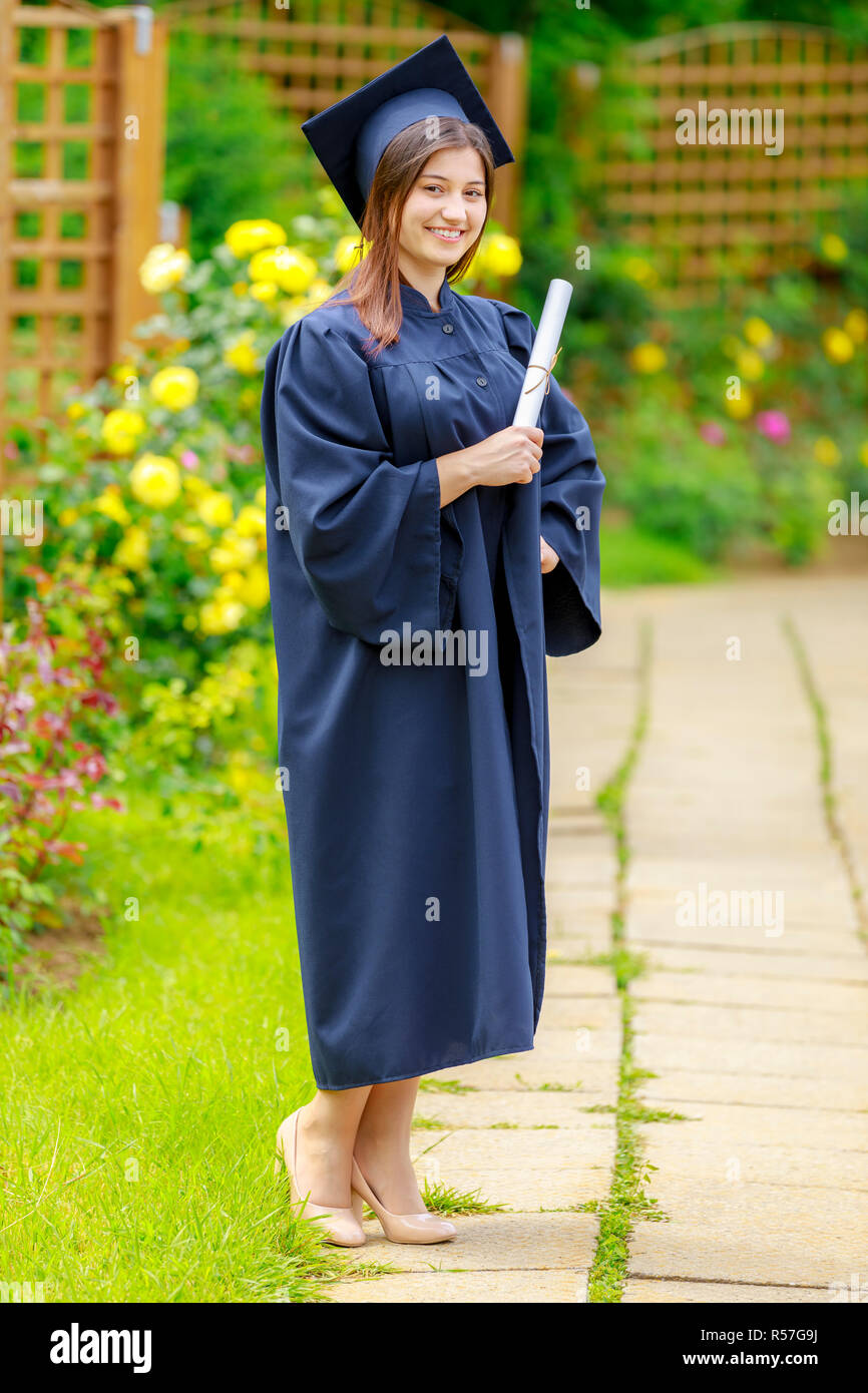 Pretty woman graduated hi-res stock photography and images - Alamy