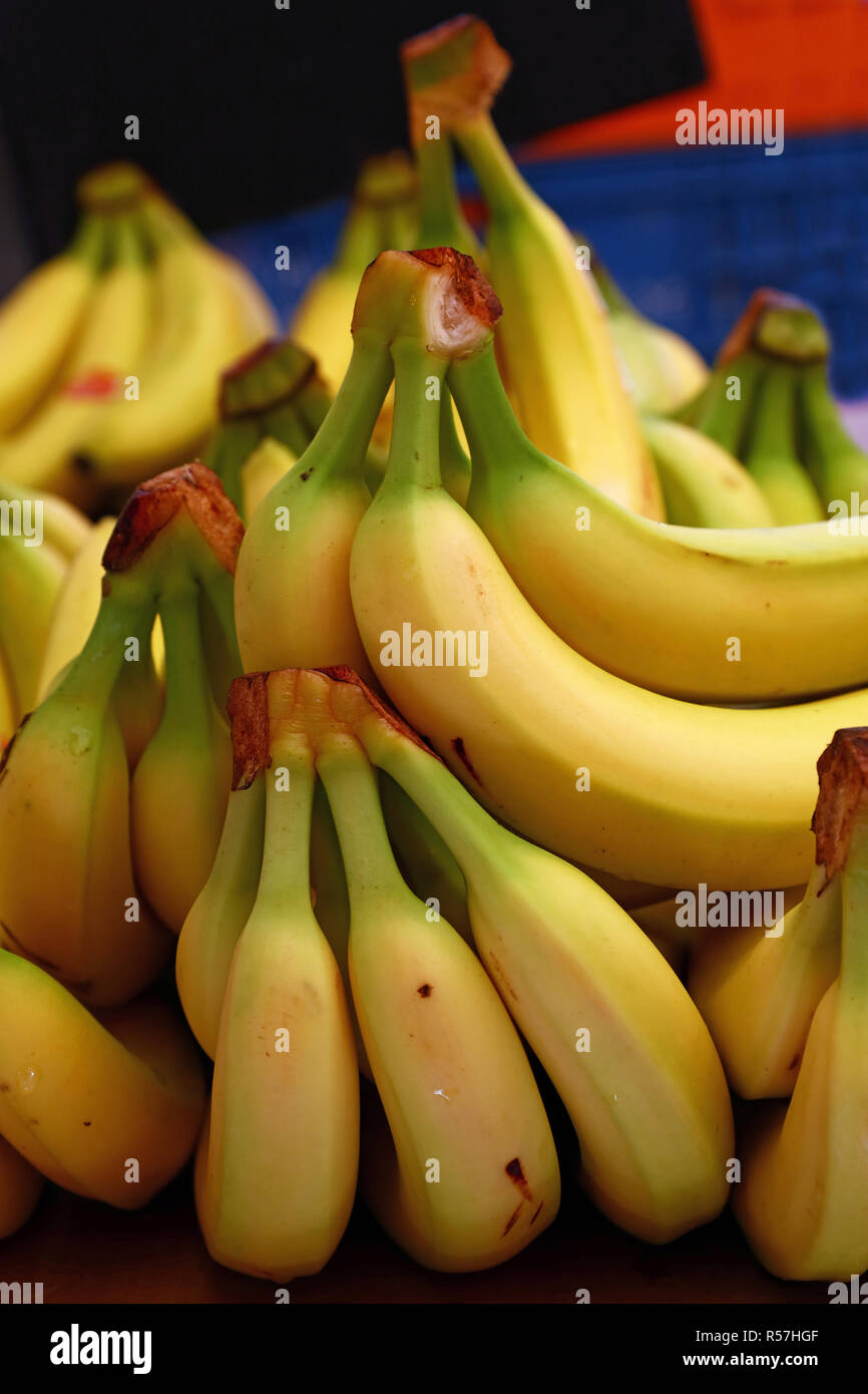 Fresh yellow bananas on retail display close up Stock Photo - Alamy