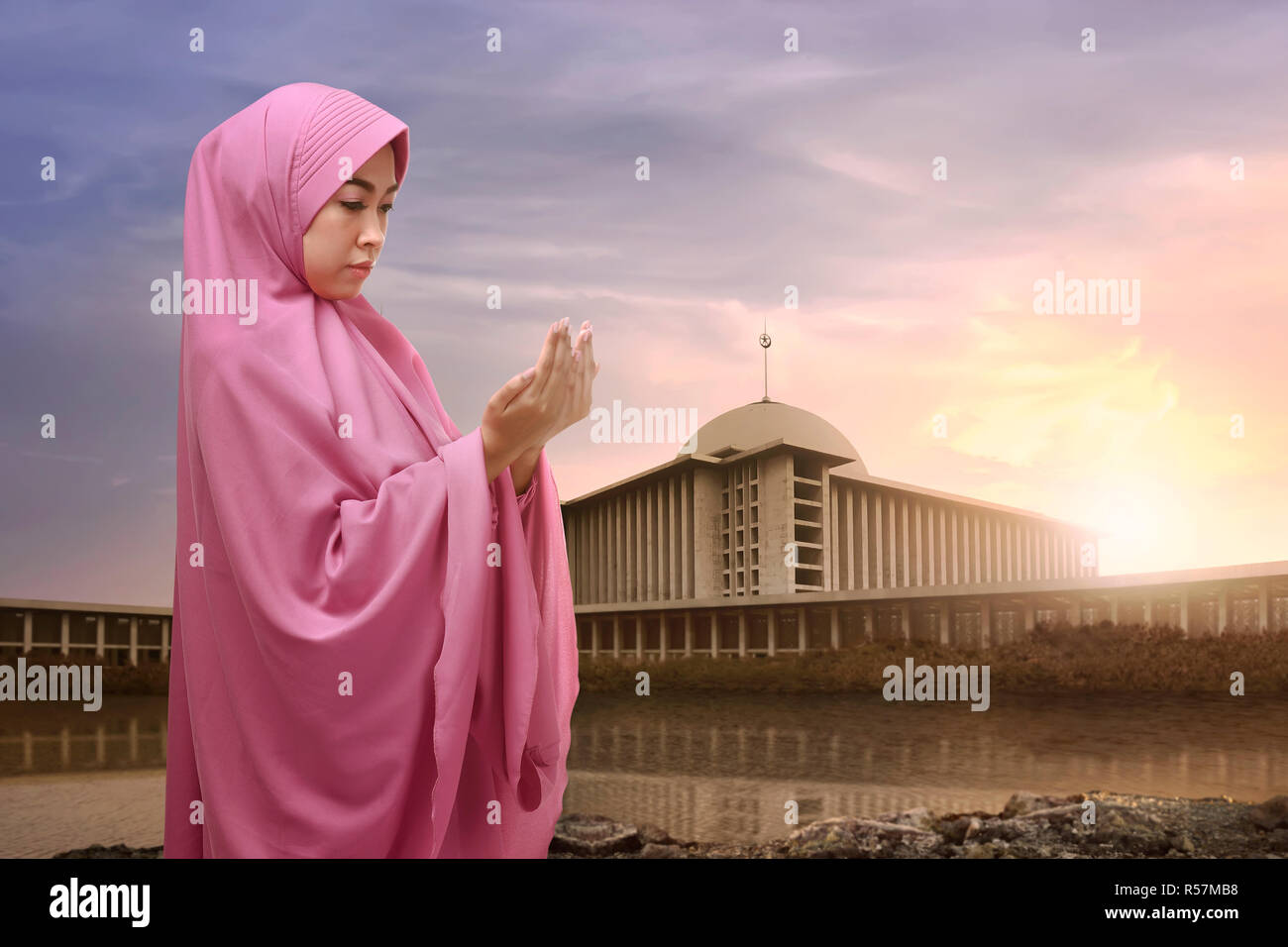 Portrait of asian muslim woman in hijab praying Stock Photo - Alamy