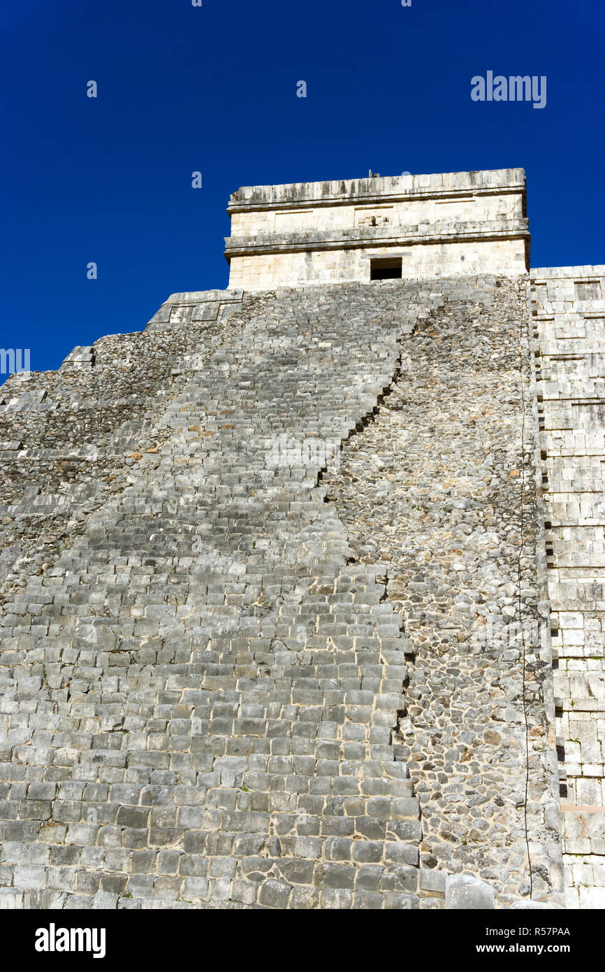 Vertical View of Chichen Itza Pyramid Stock Photo - Alamy