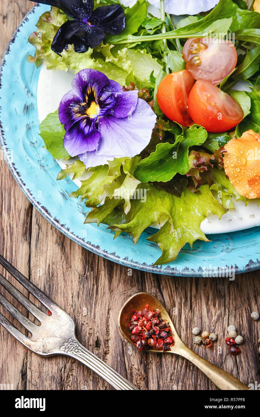 Violet flower of spinach leaf hi-res stock photography and images - Alamy