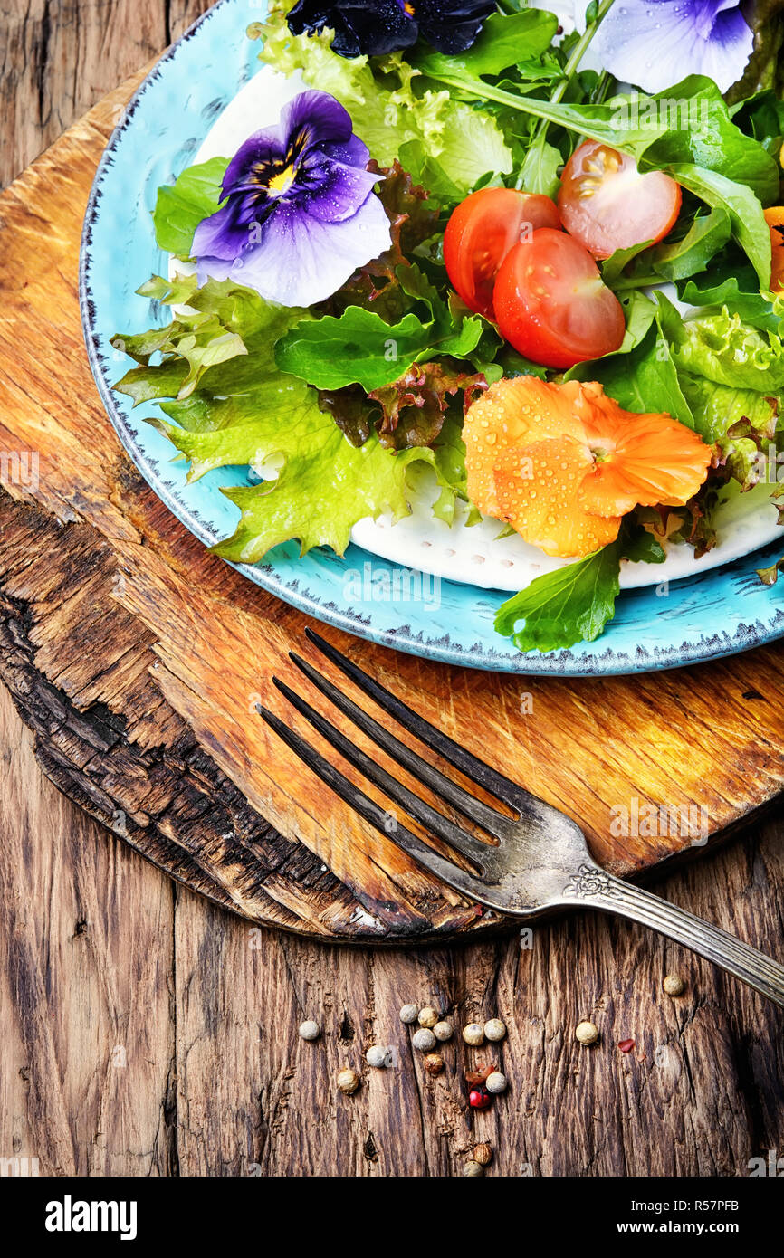 Violet flower of spinach leaf hi-res stock photography and images - Alamy