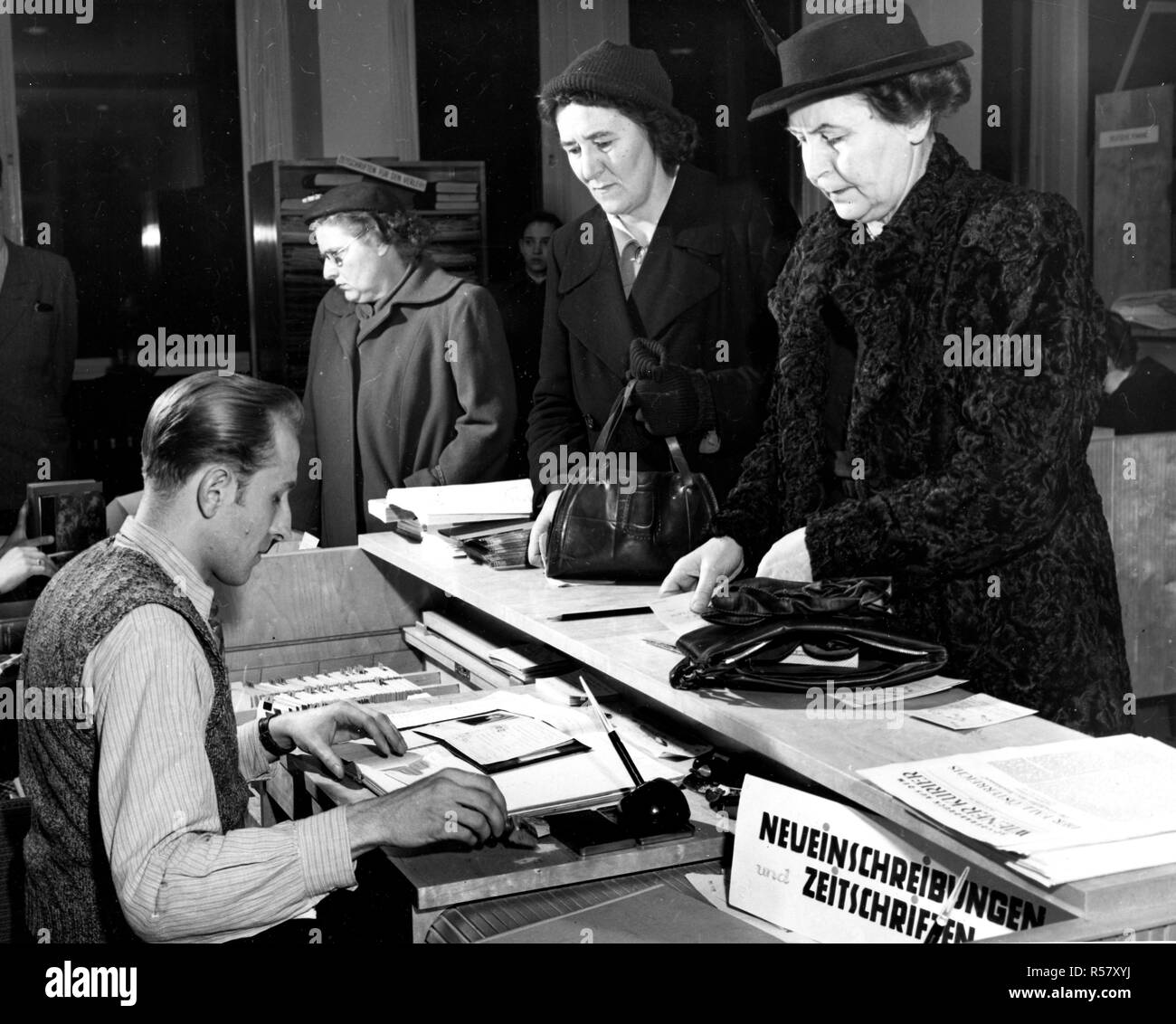 December 5, 1952 - 10,000th Visitor to Amerika Haus Stock Photo - Alamy