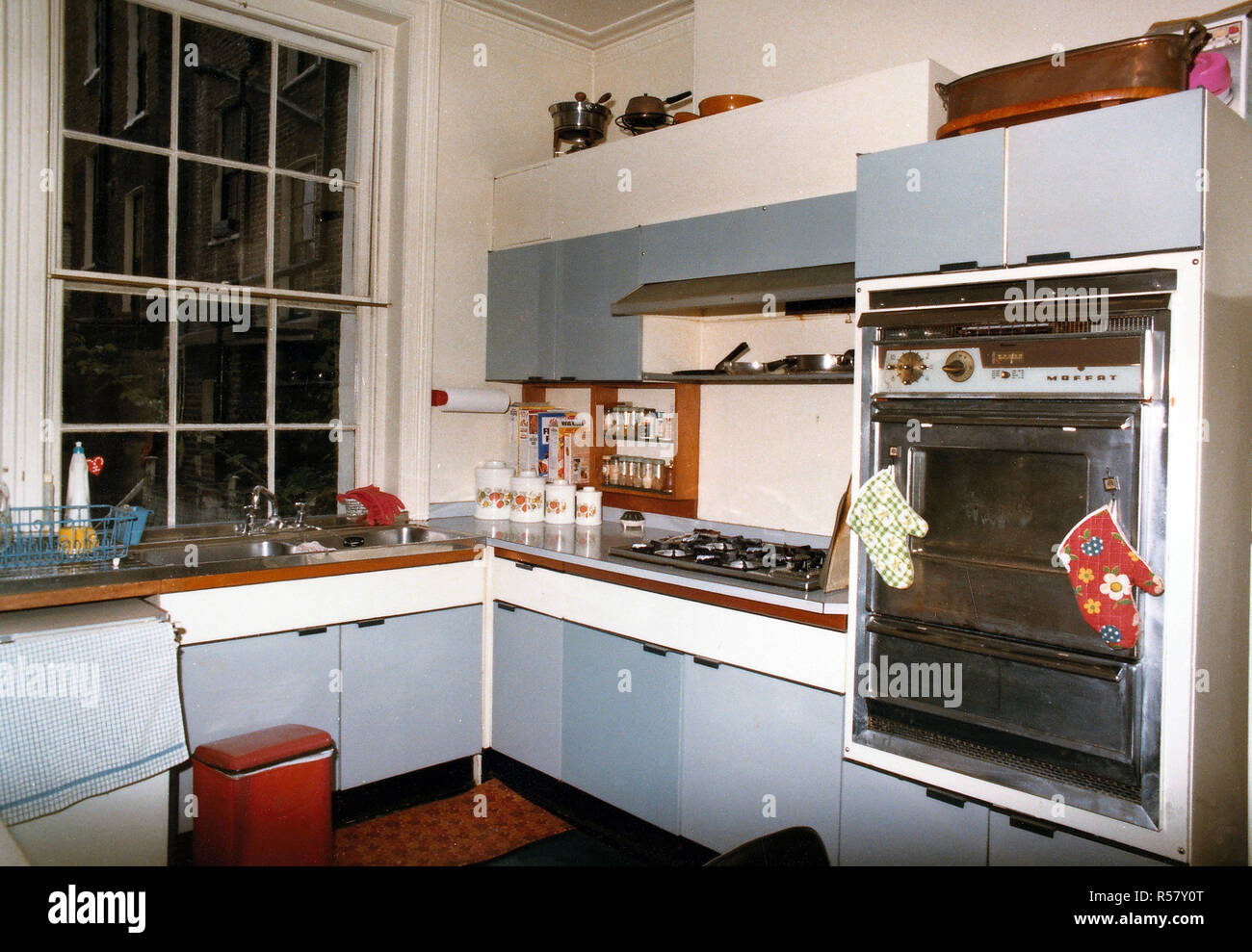 1980s apartment interior london hi-res stock photography and images - Alamy