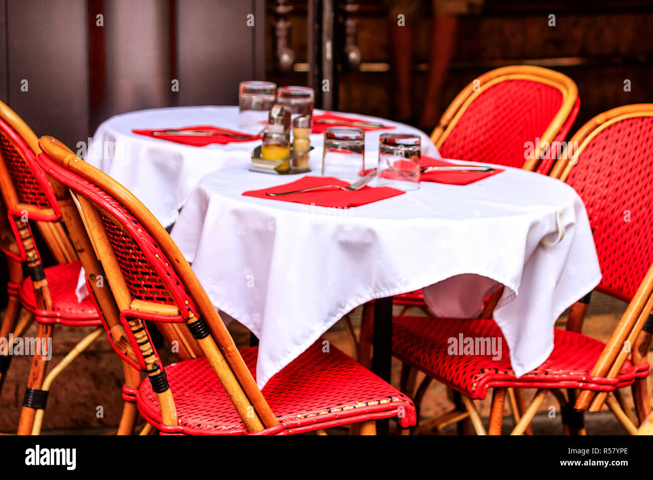 Bistro style red tablecloth hi-res stock photography and images - Alamy