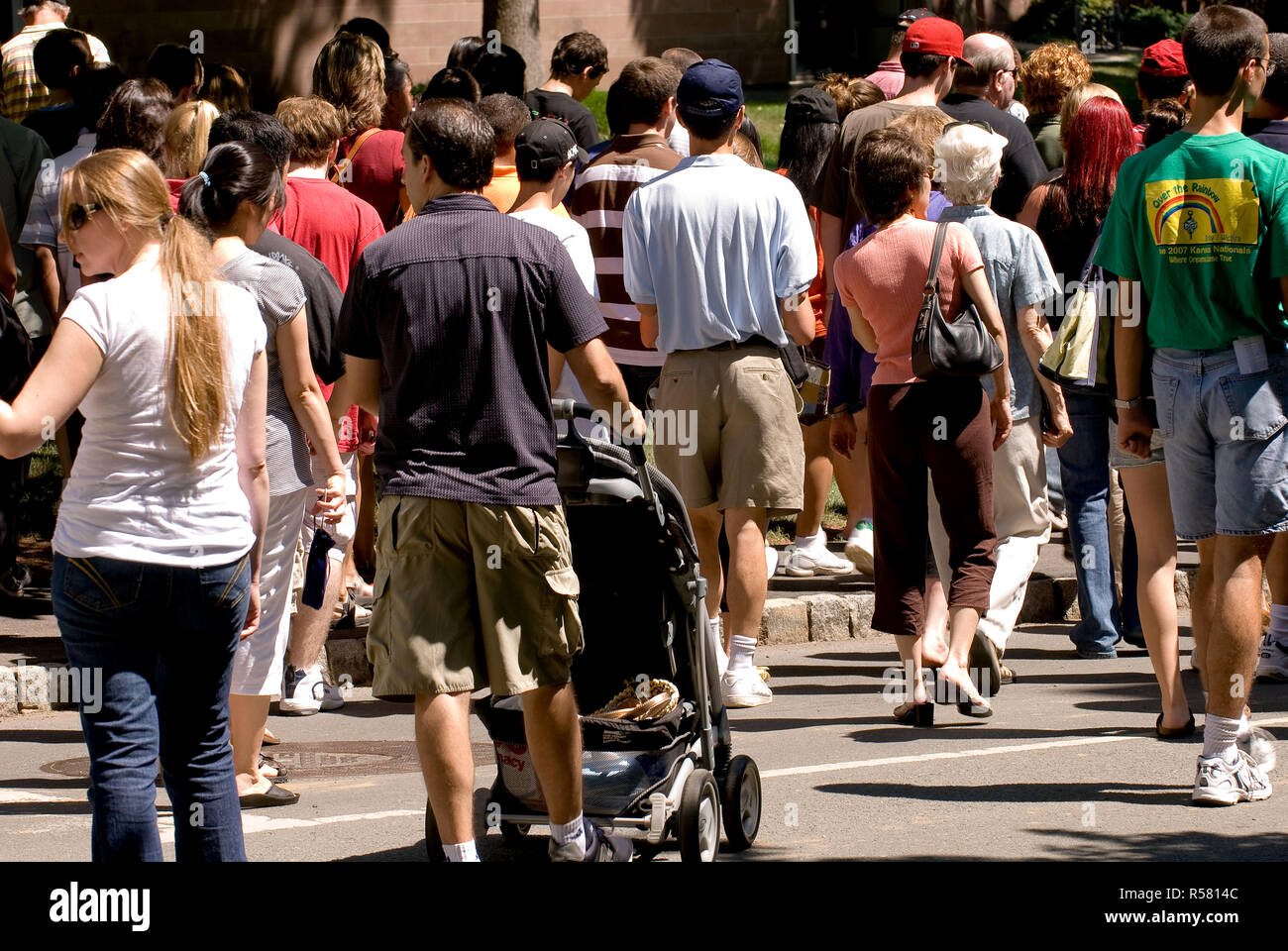 2007 - People walking on a busy sidewalk Stock Photo - Alamy