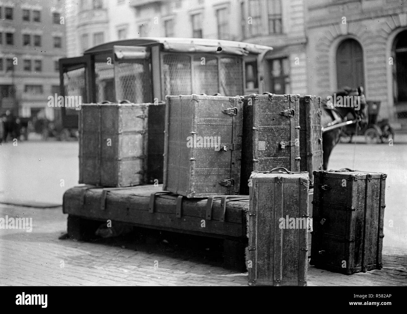 Early 1900s packing hi-res stock photography and images - Alamy