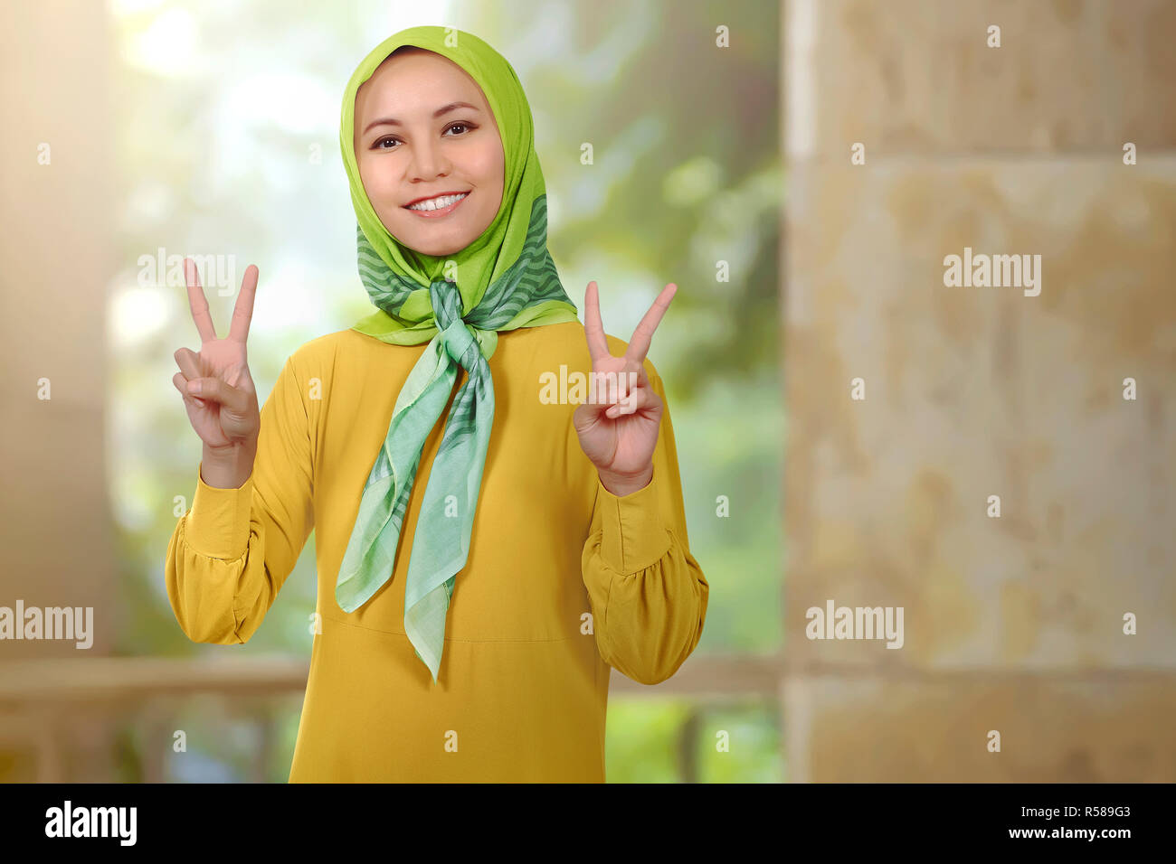 Girls showing peace symbol hi-res stock photography and images - Alamy
