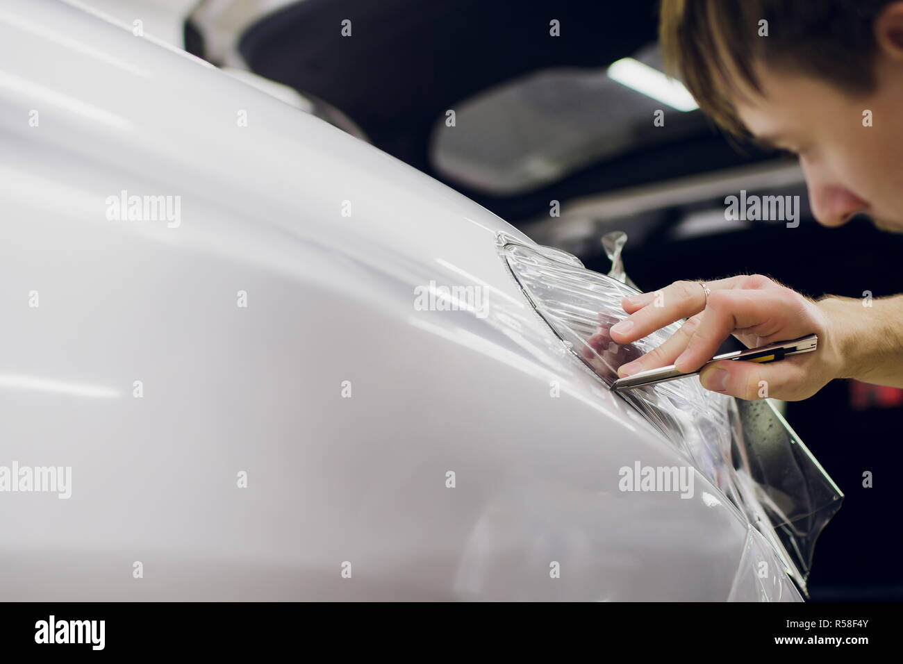 Worker machine tool installs hi-res stock photography and images - Alamy