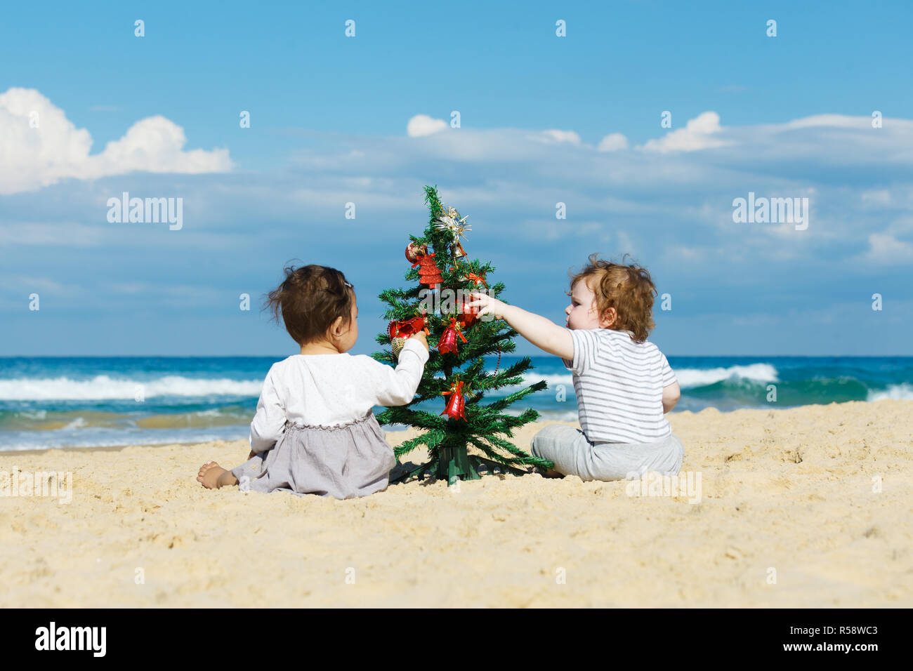 Children sea hi-res stock photography and images - Alamy