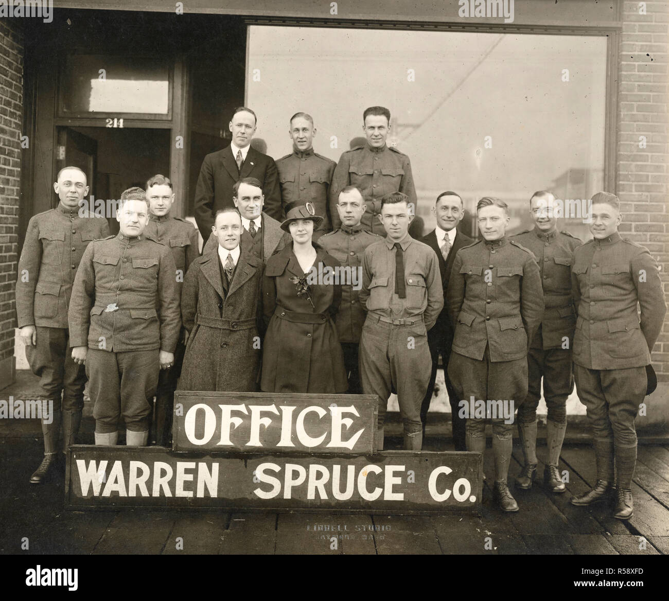 Office workers group historical hi-res stock photography and images - Alamy