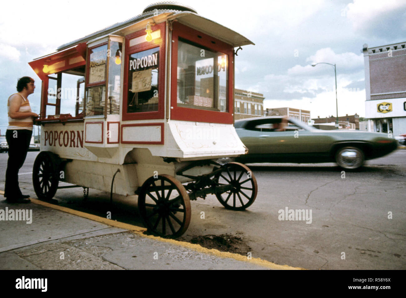 1970s popcorn vendor hi-res stock photography and images - Alamy