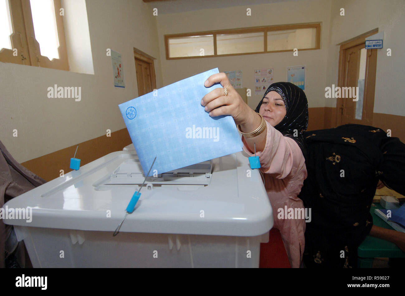 Muslim woman voting hi-res stock photography and images - Alamy
