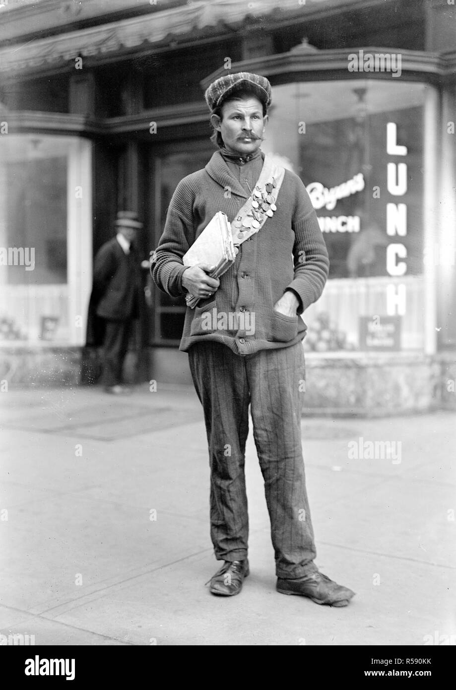 1900s man hi-res stock photography and images - Alamy