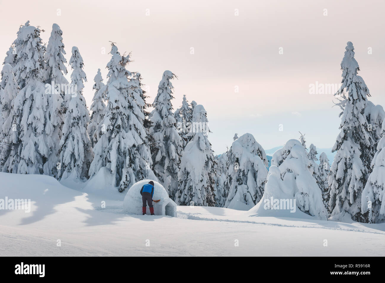 Igloo inuit hi-res stock photography and images - Alamy