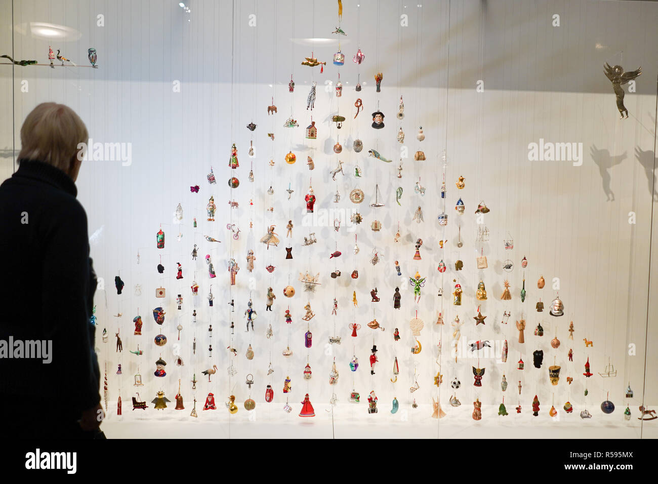 30 November 2018, Berlin: A visitor stands in the exhibition "Angels ...