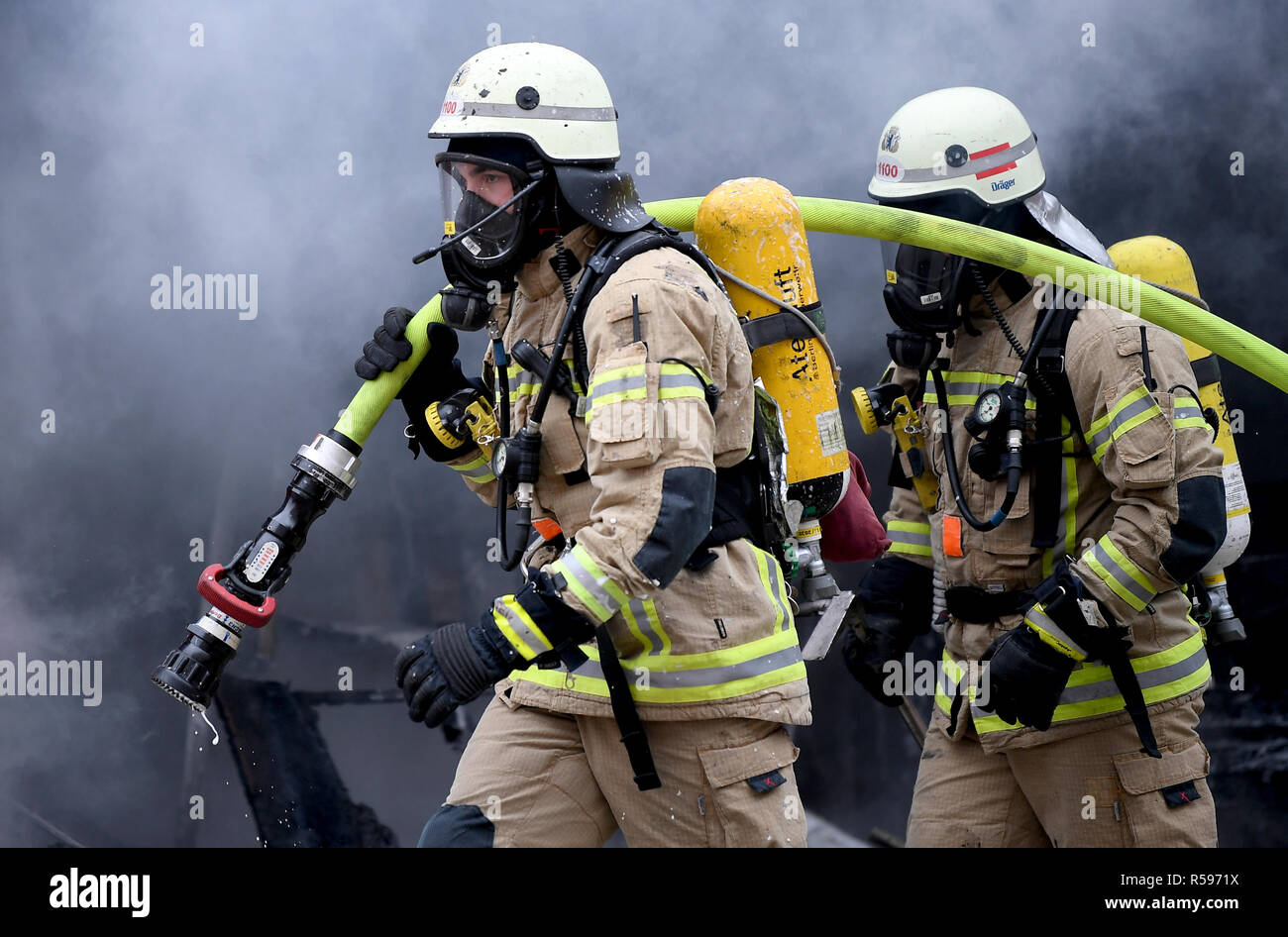 Berlin, Germany. 30th Nov, 2018. Firefighters extinguish a fire in a ...
