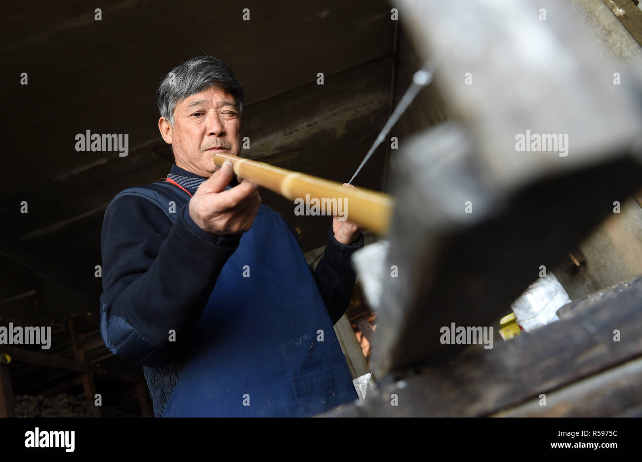 (181130) -- YUPING, Nov. 30, 2018 (Xinhua) -- Liu Zesong, inheritor of ...