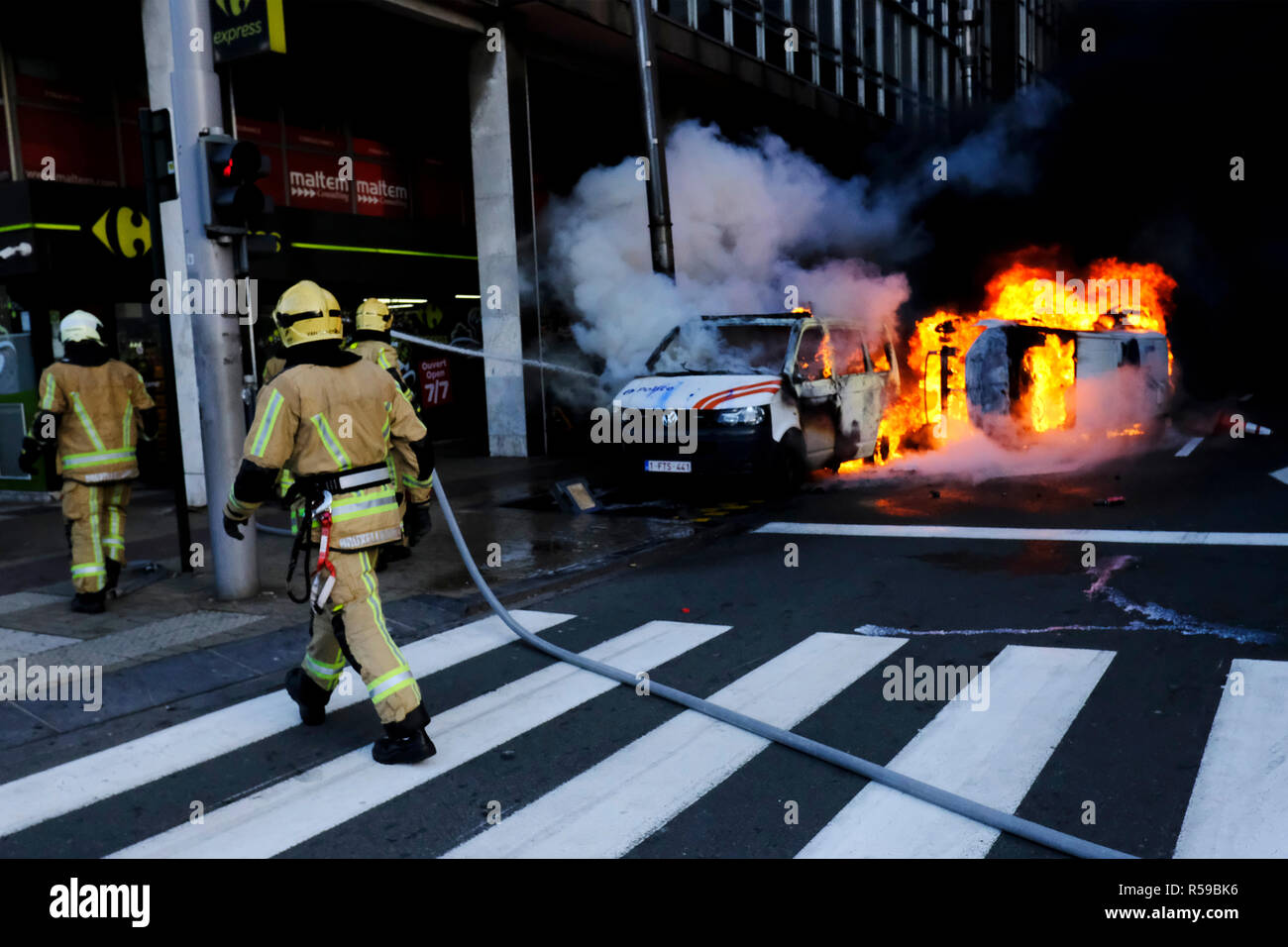 Van on fire hi-res stock photography and images - Alamy