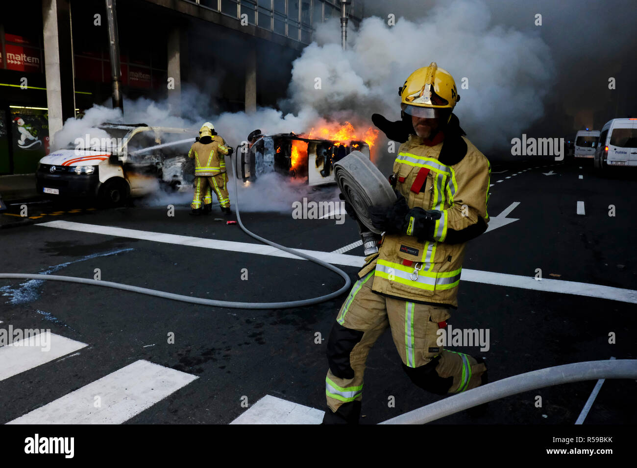 Van on fire hi-res stock photography and images - Alamy