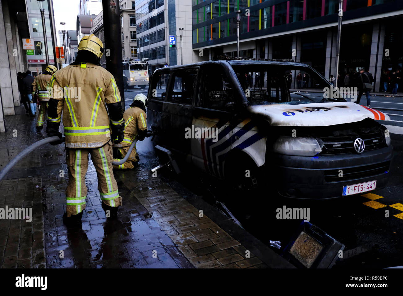 Van on fire hi-res stock photography and images - Alamy