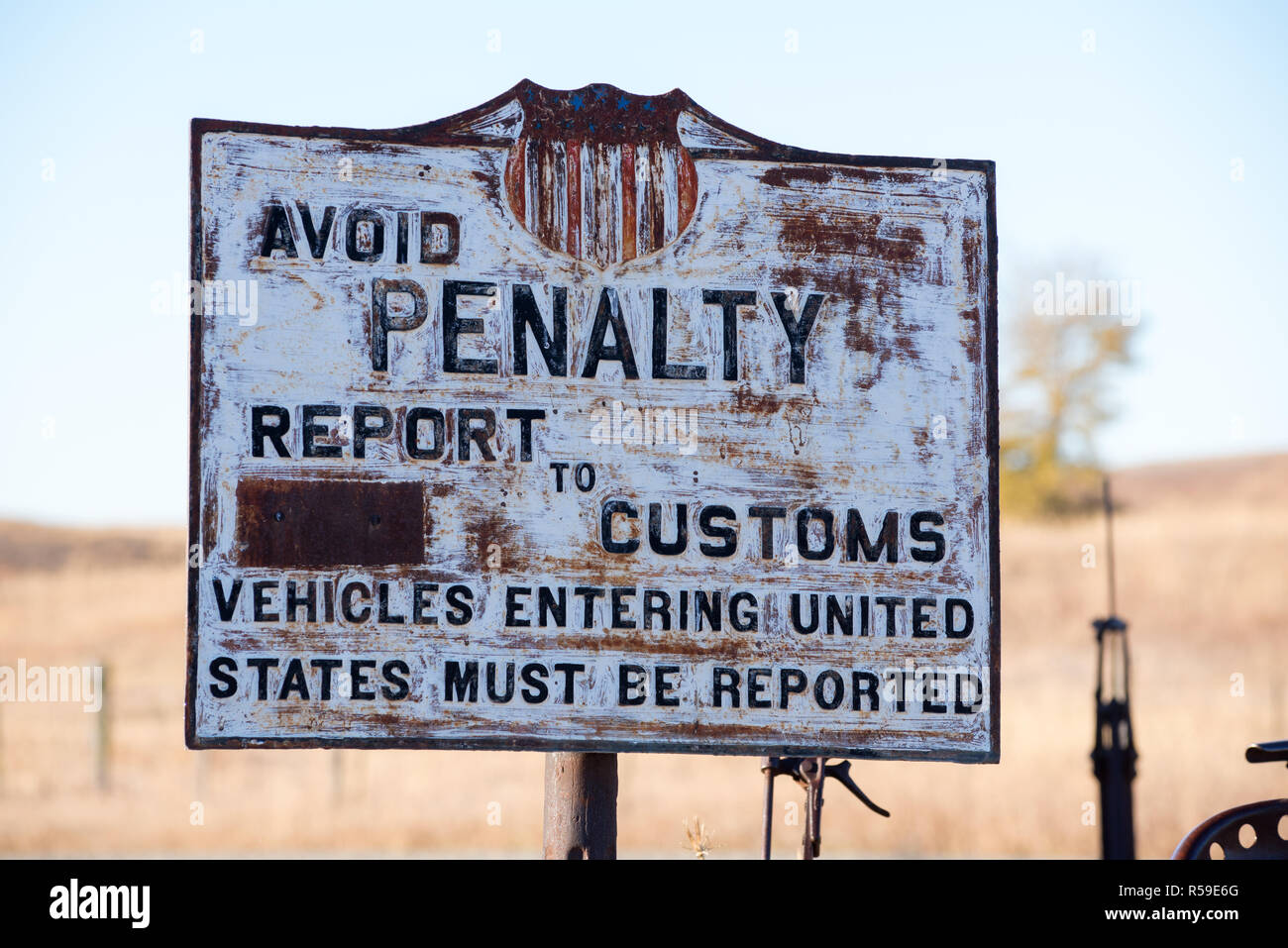 Customs sign border hi-res stock photography and images - Alamy