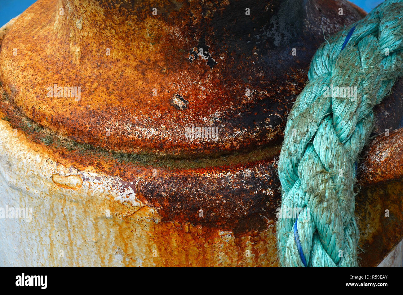 bollard and rope Stock Photo - Alamy