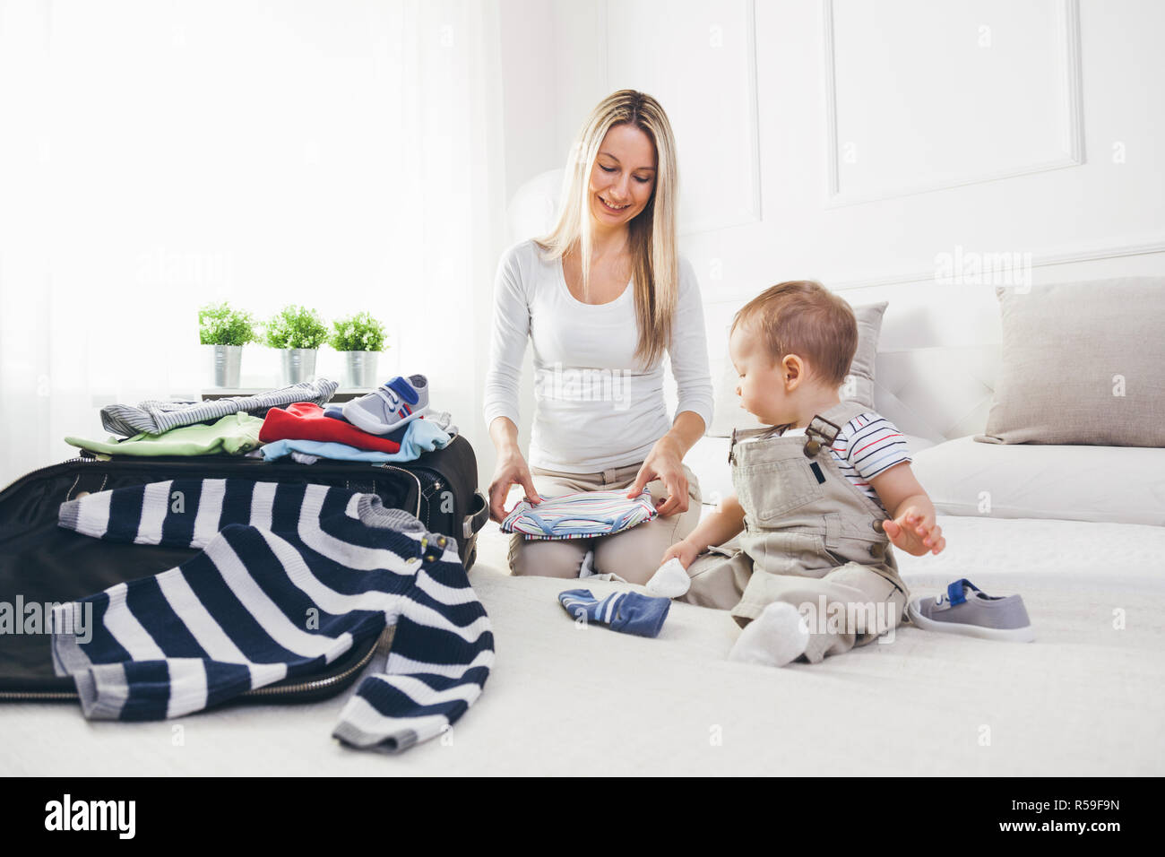 Packing holiday essentials hi-res stock photography and images - Alamy