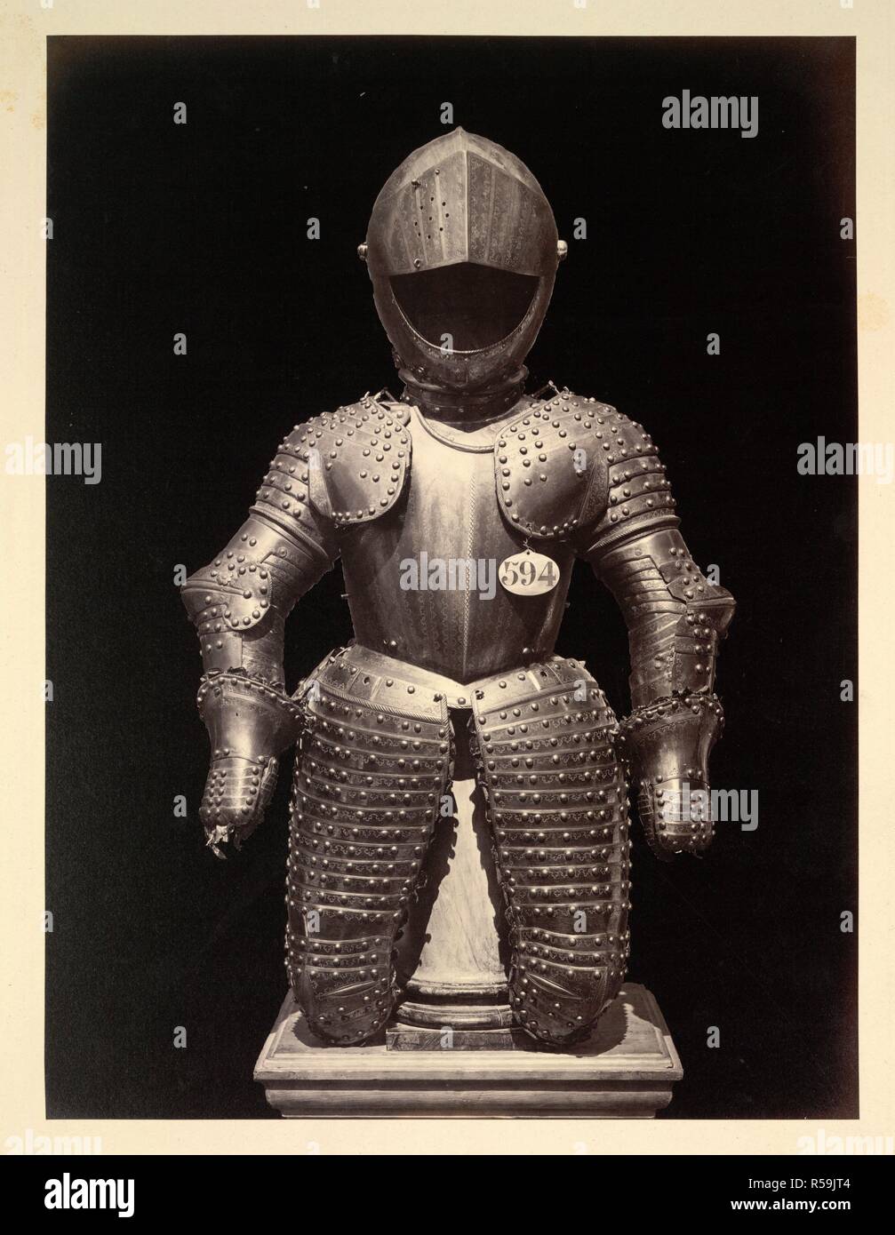 Suit of armours hi-res stock photography and images - Alamy