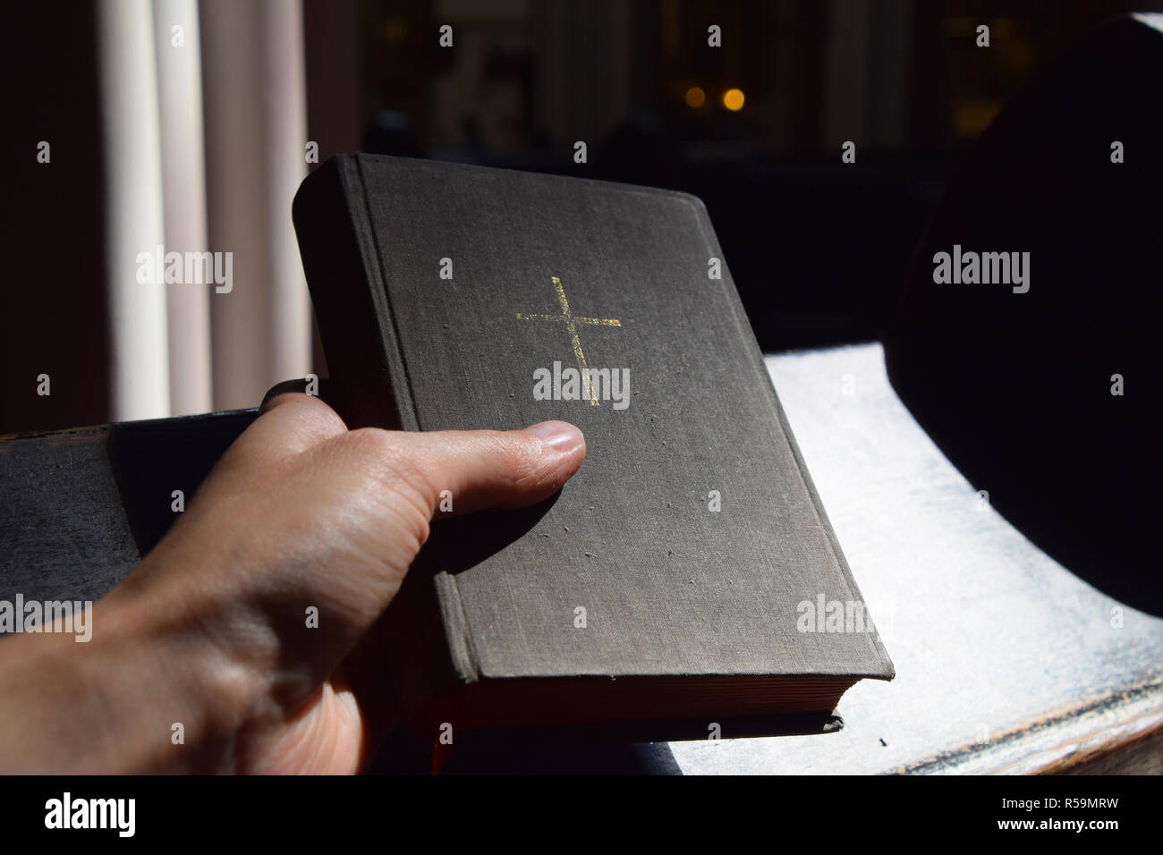 Hand holding bible hi-res stock photography and images - Alamy