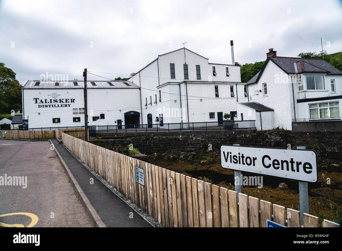 Traditional scottish distillery building hi-res stock photography and ...
