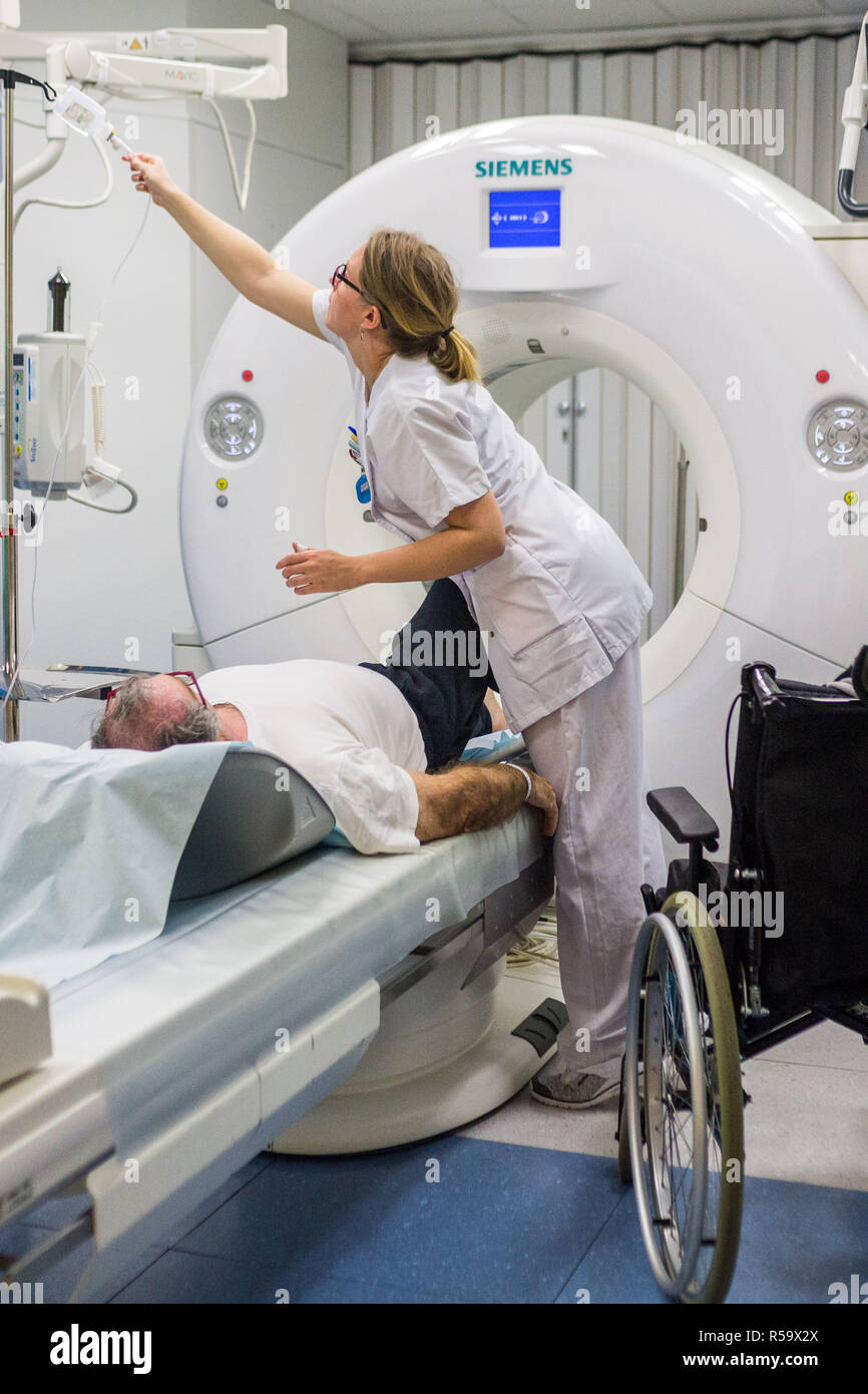 Patient undergoing a flash CT Scan, Angouleme hospital, France Stock ...