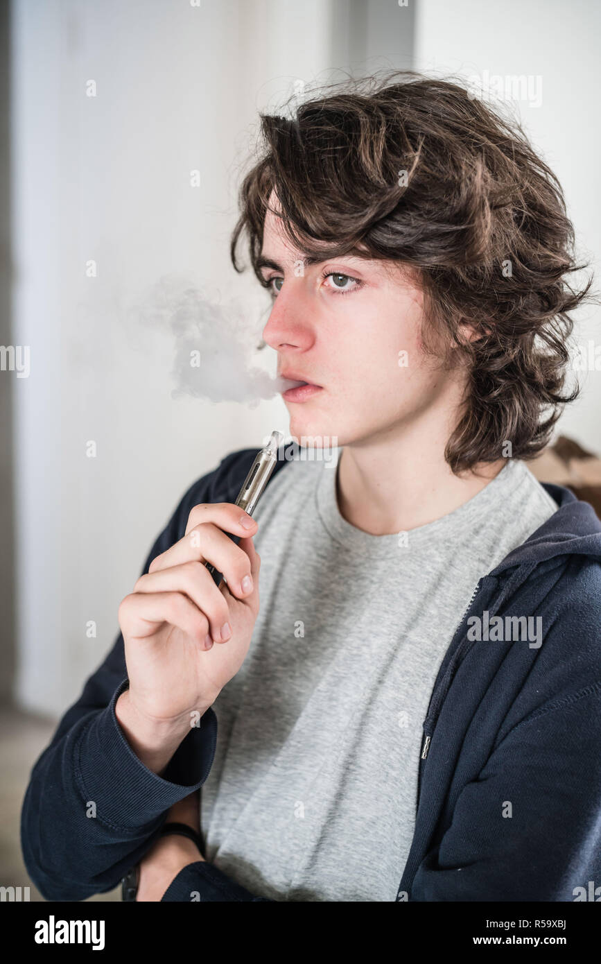 Teenager smoking hi-res stock photography and images - Alamy