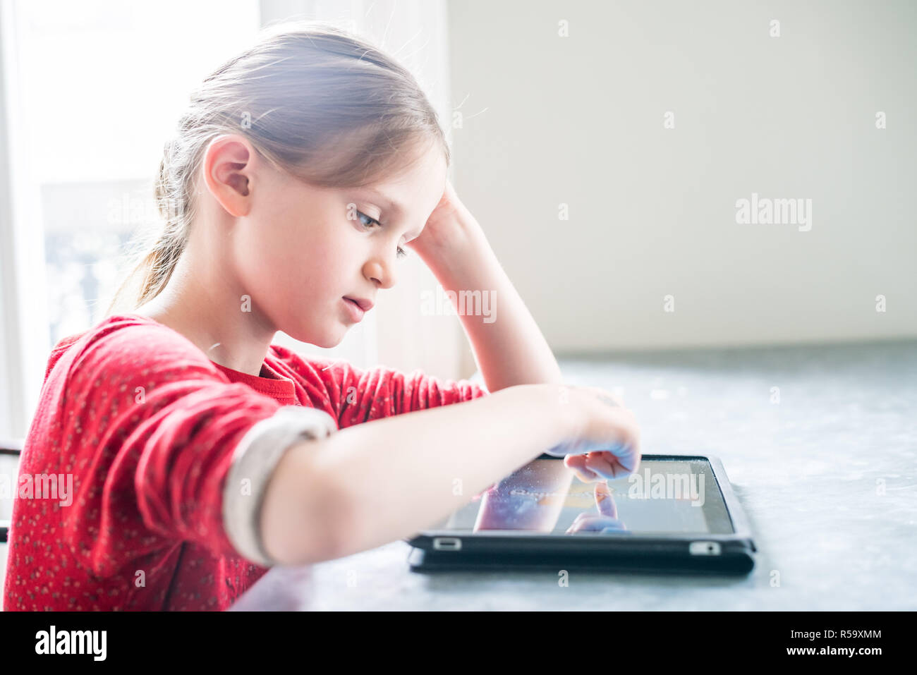 7 years old girl tablet hi-res stock photography and images - Alamy