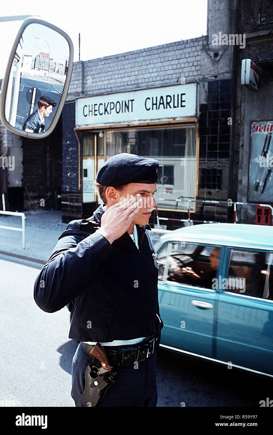 Checkpoint charlie 1980s hi-res stock photography and images - Alamy